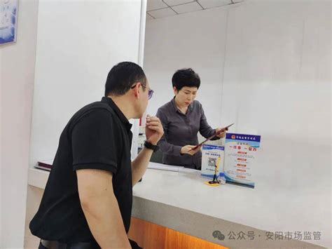 殷都区市场监管局持续开展“一把手”走流程 坐窗口活动服务办事群众