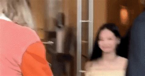 [영상] 블랙핑크 제니 뉴욕 호텔서 포착 팬들에게 손인사