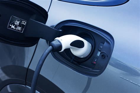 포르쉐 카이엔 E하이브리드로 연결되는 차량 충전기 스테이션의 전기 플러그 포르쉐에 대한 스톡 사진 및 기타 이미지 포르쉐 0명 교통수단 Istock