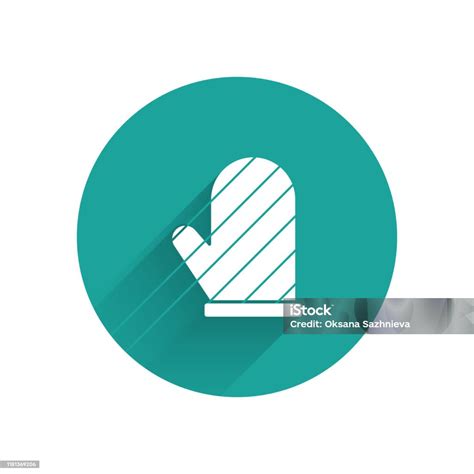 긴 그림자로 분리 된 흰색 오븐 장갑 아이콘입니다 부엌 냄비 홀더 기호입니다 요리 장갑 녹색 원 버튼입니다 벡터 일러스트레이션