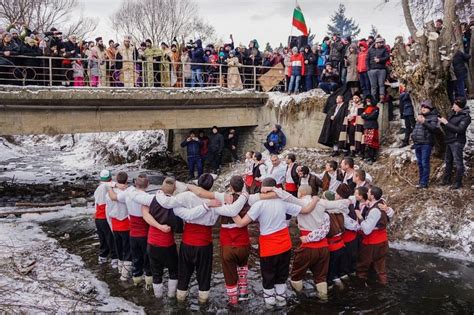 След 2 дни търсене откриха кръста в реката на Костандово