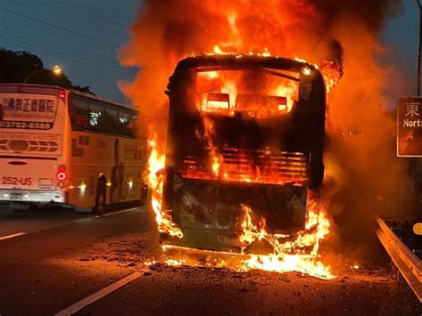 十几秒就烧起来！国道客运沦火球 机警学生喊1句救全车44人 社会 中时