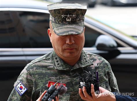 묵묵부답으로 공수처 출석하는 김계환 해병대 사령관 연합뉴스