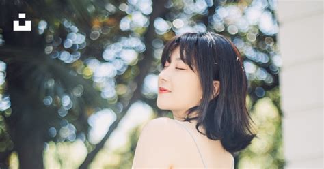 흰색과 검은색 물방울 무늬 스파게티 스트랩 드레스를 입은 여자 사진 Unsplash의 무료 회색 이미지