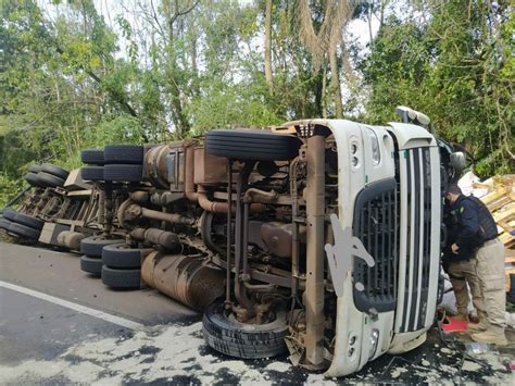 Condutor fica preso às ferragens após carretar tombar na BR 282 em