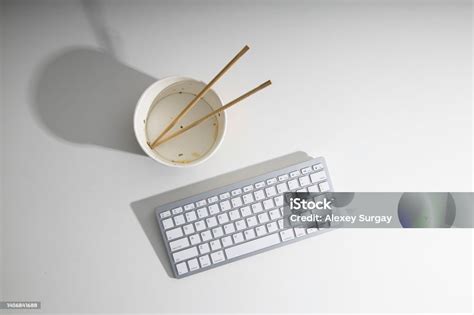 키보드 흰색 배경에 중국어 스틱이있는 빈 종이 그릇 상단보기 플레이 0명에 대한 스톡 사진 및 기타 이미지 0명 레스토랑