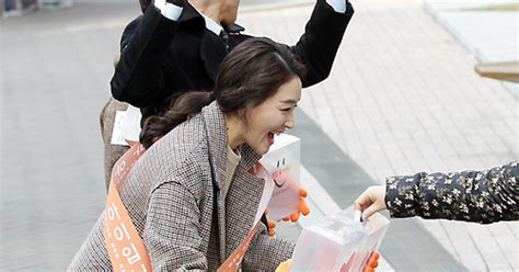 포토엔 박진희 기부 감사에 90도 인사~