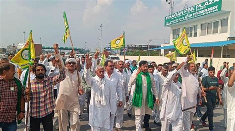 Sonipat अभद्रता के विरोध में टोल पर किसान यूनियन का धरना सांसदों