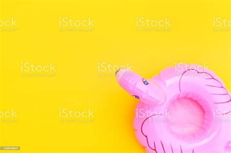 여름 해변 구성입니다 노란색 배경에 고립 된 분홍색 팽창식 플라밍고와 단순히 최소한의 디자인 수영장 플로트 파티 트렌디 한 유명