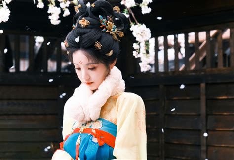 Búp Bê Cổ Trang Điền Hi Vi đẹp Rực Rỡ Trong Tạo Hình Phim Tử Dạ Quy