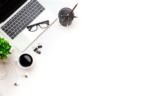 빈 노트북 컴퓨터 키보드 및 기타 사무실 용품이있는 흰색 사무실 책상 테이블 복사 공간 플랫 레이가 있는 상단 뷰입니다 0명에 대한 스톡 사진 및 기타 이미지 Istock