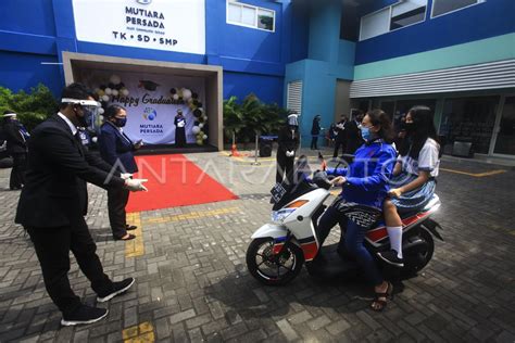 WISUDA PELAJAR SECARA DRIVE THRU ANTARA Foto