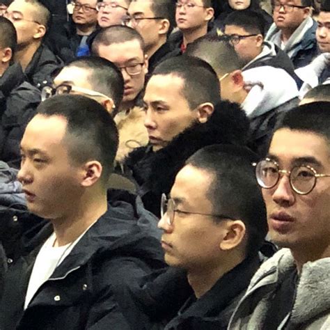 好兄弟！bigbang 成員 Top 送 Gd 入伍，深情擁抱惺惺相惜！ Juksy 街星