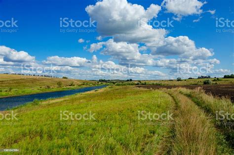 맑은 나라 강 풍경 여름 필드를 통과 하는 시골도로 접지 하 고 목초지와 무성 한 잔디 0명에 대한 스톡 사진 및 기타 이미지 0명 강 거리가 먼 Istock