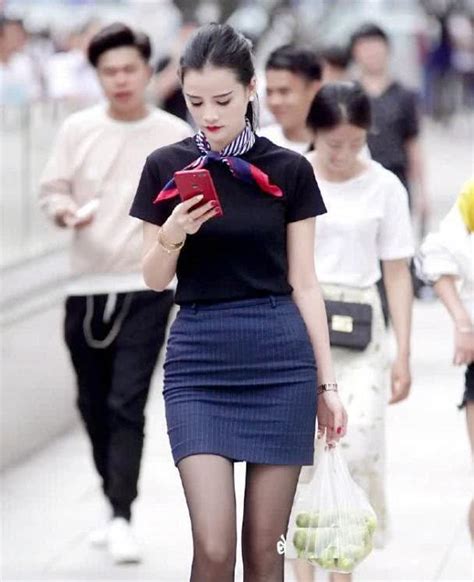 街拍：小姐姐身穿空姐制服，气质干练
