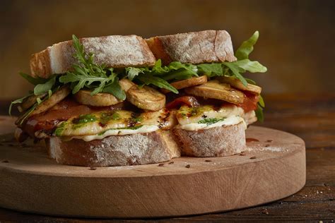 Sándwich de pollo con tomates champiñones rúcula y alioli