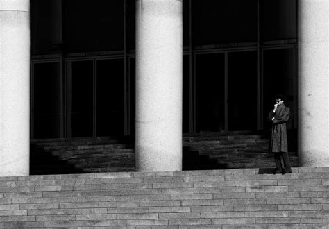 배경 화면 검은 단색화 창문 거리 이탈리아 건축물 건물 하늘 그림자 사진술 집 정경 기둥 서 있는 아치 콘크리트 벽돌 하부 구조 각도