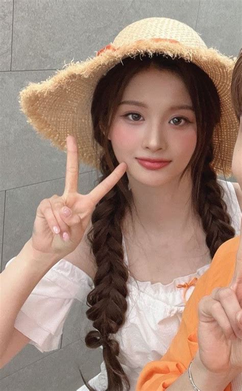 더쿠 밀짚모자 쓴 엔믹스 설윤 얼굴공격ㄷㄷㄷ