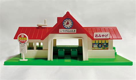 古いプラレールの世界観は「赤と緑と白」にあり！？80年代情景部品に見られる配色の特徴とは？ 鉄道ホビダス
