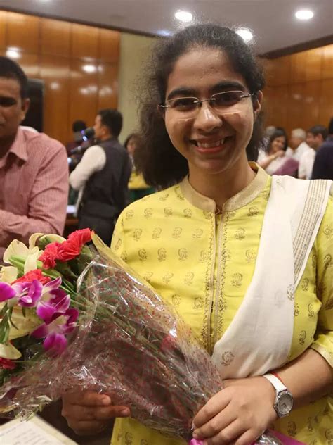 बुजुर्ग की फरियाद सुनने के लिए जमीन पर बैठने वाली Ias सौम्या पांडे Upsc में पाई चौथी रैंक