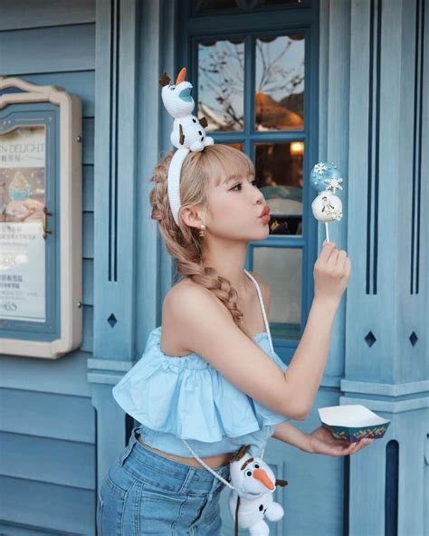 紀卜心さんのインスタグラム写真 紀卜心Instagram 酪梨女孩搶先來到艾倫戴爾王國旅遊啦 香港迪士尼樂園打造了全球第一座