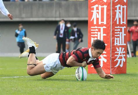 ＜早大・東洋大＞後半、早大・松下がダメ押しのトライを決めて応援席に向かって指を突き上げる。東洋大主将・斎藤（左端）はがっくり（撮影・篠原岳夫
