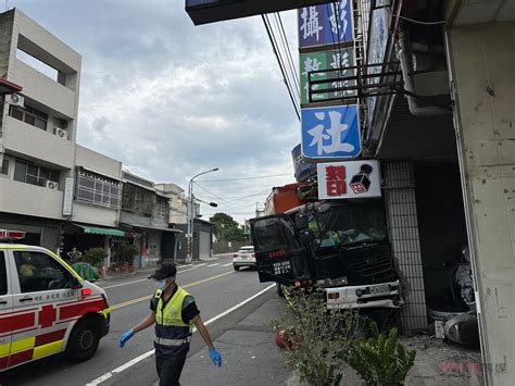 （有影片）／飼料車逆光失控！撞毀民宅車輛 車頭變形駕駛受困 蕃新聞