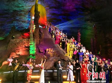 湖南张家界上演溶洞旗袍秀 八旬老太同台走秀不服老手机凤凰网