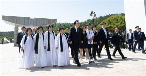5·18민주화운동 기념식 입장하는 윤 대통령과 오월어머니회