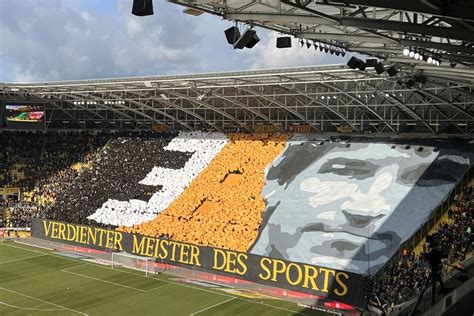 Dynamo Dresden Gänsehaut Choreo der Fans für Vereins Legende Dixie Dörner