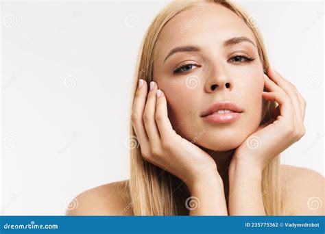 Mujer Rubia Semidesnuda Posando Y Mirando La Cámara Foto De Archivo