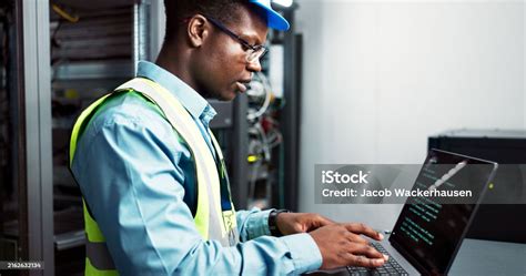 인력 유지 보수 및 서버실 또는 랩톱 전기 기사 및 펌웨어 업데이트 설치 또는 시스템 프로그래밍을 사용한 코딩 네트워크 데이터베이스 및 It 기술자 입력 빅데이터 및