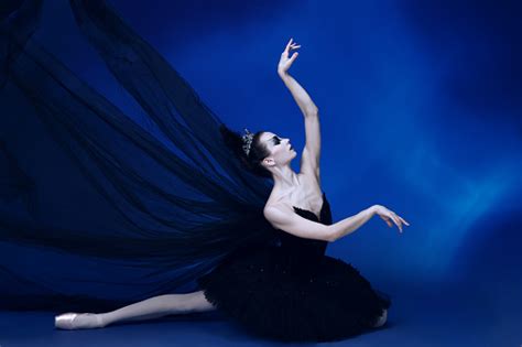 검은 투투와 무대 메이크업에 사랑스러운 여성 발레 댄서의 초상화는 파란색 스튜디오 백고룬트에 고립 된 바닥에 앉아 발레에 대한 스톡 사진 및 기타 이미지 Istock