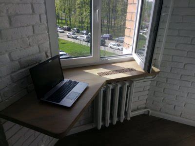 Какими особенностями обладает стол подоконник из карельской березы?