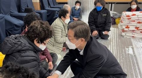 산불 이재민 위로하는 이재명 대선 후보