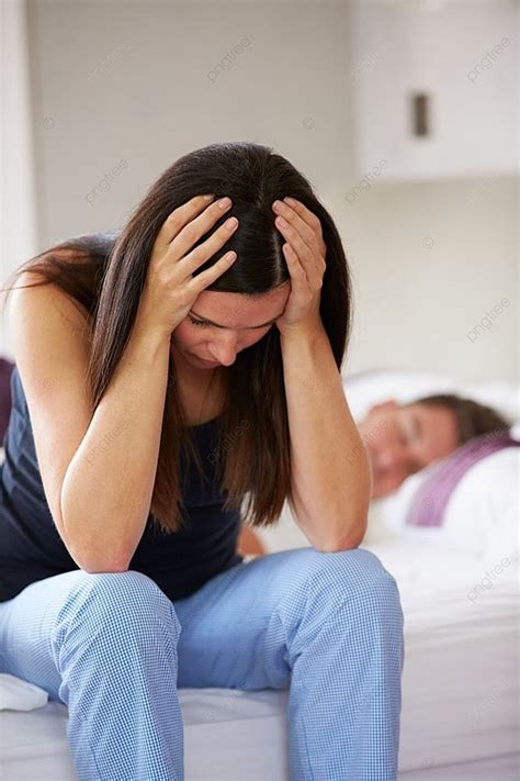 침대에 앉아 우울증을 앓고 있는 여자 배경 및 무료 다운로드를위한 그림 Pngtree