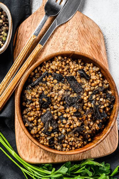有蘑菇的巴克麦粥维冈食物俄语乌克兰菜灰色背高清图片下载 正版图片506467408 摄图网