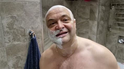 Два хороших одноразовых станочка, новое мыло и одеколон. Чем побриться ...