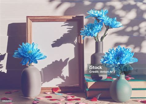 빈 나무 사진 프레임 꽃병에 푸른 국화 마음의 형태로 모양은 밝은 나무 배경에 있습니다 발렌타인 데이 어머니의 날을위한 꽃 템플릿 공간을 복사합니다 0명에 대한 스톡 사진