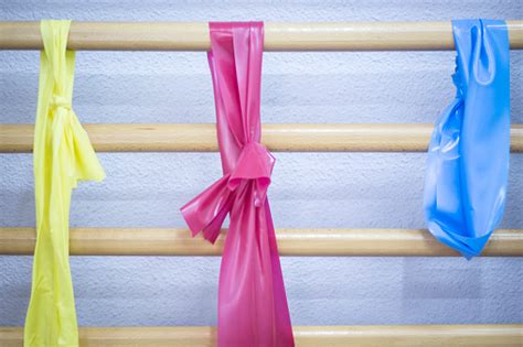 물리 치료 센터 및 진료소에 물리 치료 장비에서 탄성 스트레칭 밴드 부상 재활 전문 건강관리와 의술에 대한 스톡 사진 및 기타