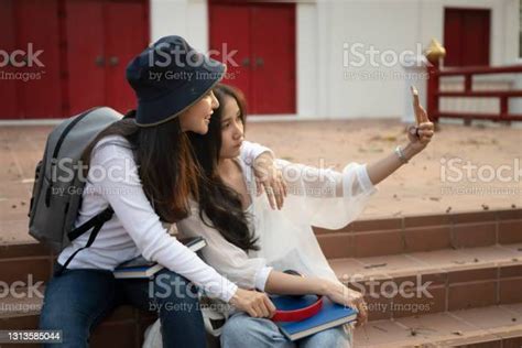 대학 캠퍼스에서 수업 후 즐거운 시간을 보내고 셀카를 찍는 쾌활한 대학생 20 24세에 대한 스톡 사진 및 기타 이미지 20 24세 25 29세 2명 Istock