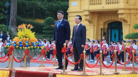 Ерөнхийлөгч У Хүрэлсүх гэргий Л Болорцэцэг нарыг албан ёсоор угтах