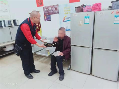 正能量老人家迷路无措，广州公交人出手相助澎湃号·政务澎湃新闻 The Paper