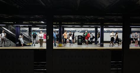 관광객 교통 군중 기다리는 기차역 뉴욕 뉴욕 지하철 대기실 대도시 대중 교통 대중교통 도시 도시 교통 도시 풍경 도시의 도시의 삶 랜드마크