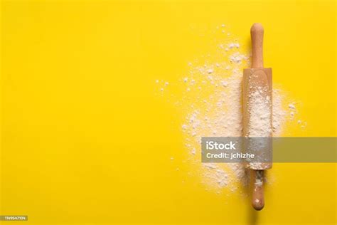 노란색 배경에 밀가루와 롤링 핀 베이킹 메뉴 레시피 컨셉 평면도 텍스트에 대 한 복사 공간이 있는 배너 밀방망이에 대한 스톡