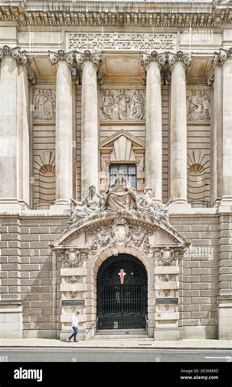 Entrance To The Central Criminal Court The Old Bailey London England