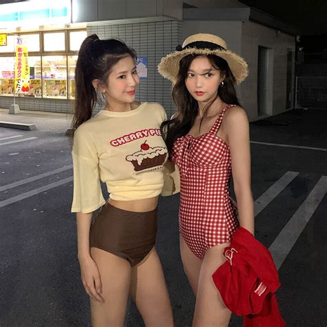 ชุดว่ายน้ำผู้หญิง วันพีชสีแดงลายตาราง เก็บทรง หุ่นสวย ผ้าว่ายน้ำแท้ ชุดว่ายน้ำวันพีซ มีฟองน้ำดัน