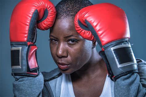 권투 장갑 훈련과 피트 니스 체육관 및 싸움 운동 개념에서 위험한 전투기로 여 자가 젊은 화가 도전적 검은 아프리카 미국 스포츠의 얼굴 초상화 닫기 건강한 생활방식에 대한