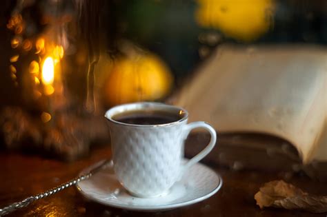 아름다운 보케와 함께 가을 정물 커피 한 잔과 젖은 유리를 통해 나무 테이블에 책 0명에 대한 스톡 사진 및 기타 이미지 0명 가정 생활 갈색 Istock