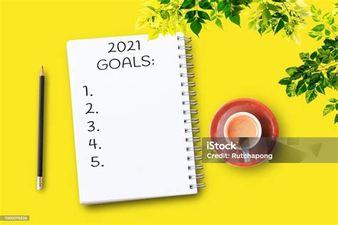 2021 년 목표와 크리스마스 장식과 새해 해상도 오버헤드 뷰입니다 0명에 대한 스톡 사진 및 기타 이미지 0명 2021년 개념 Istock